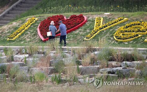함께 산책하는 노부부 연합뉴스