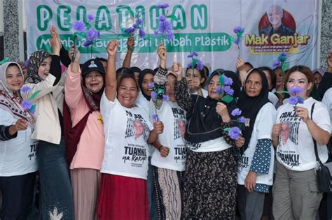 Mak Ganjar Gelar Pelatihan Bikin Bunga Hias Dari Limbah Plastik
