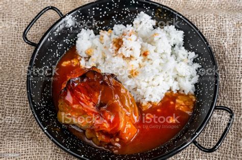 황마 직물에 소박한 팬에 쌀과 함께 토마토 소스에 다진 쇠고기를 곁들인 박제 파프리카 건강한 식생활에 대한 스톡 사진 및 기타