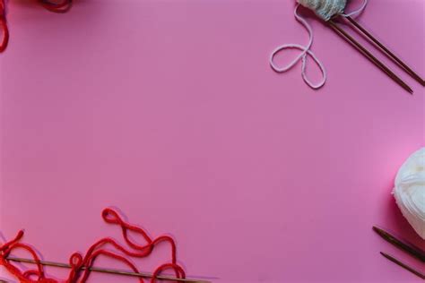 Premium Photo Knitting Needles On Pink Background