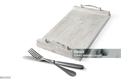 흰색 바탕에 분리된 흰색 페인트로 칠해진 수저가 있는 나무 쟁반 포크에 대한 스톡 사진 및 기타 이미지 포크 부엌 칼