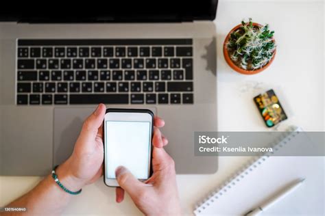 남자는 현대 기술 노트북 및 휴대 전화와 함께 작동합니다 아늑한 밝은 사무실에서 일하는 프로그래머 또는 사업가의 최고 전망 금융에 대한 스톡 사진 및 기타 이미지 Istock