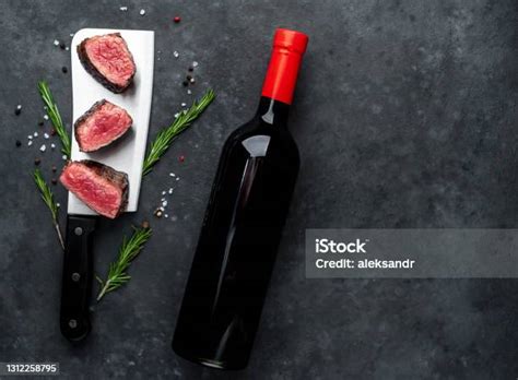 칼에 구운 쇠고기 스테이크 슬라이스와 텍스트복사 공간이있는 돌 배경에 와인 한 병 고급 요리에 대한 스톡 사진 및 기타 이미지 고급 요리 고기 굽기 Istock