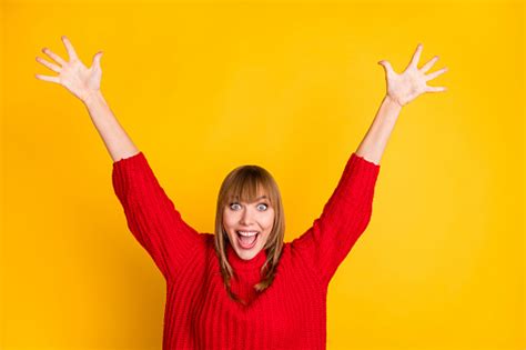 사진 의 금발 Hooray 레이디 손 올라 고함 착용 빨간 스웨터 고립 된 밝은 노란색 색상 배경 금발 머리에 대한 스톡 사진