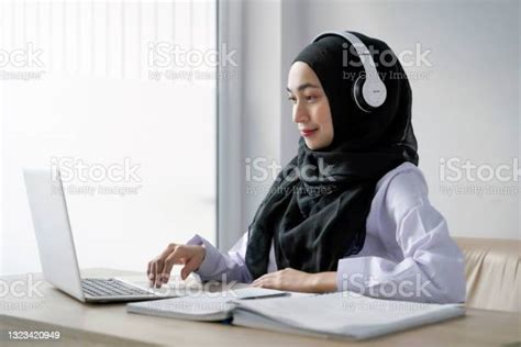 젊은 무슬림 학생 쓰기와 방에서 학습 온라인 교육 에 대한 E러닝 20 24세에 대한 스톡 사진 및 기타 이미지 20 24세