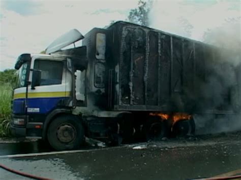 G Carreta Carregada De Iogurtes Pega Fogo Na Br No Norte De Mg Not Cias Em Minas Gerais