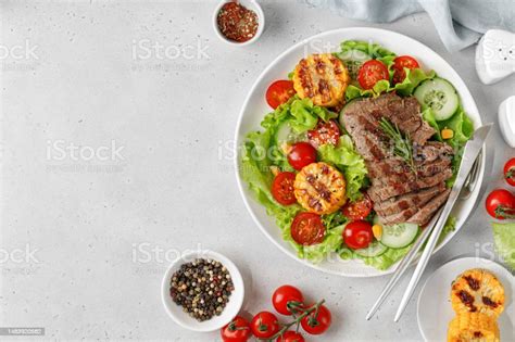 샐러드 고기 스테이크 구운 옥수수 야채와 쇠고기 고기를 곁들인 식사 하얀 접시와 회색 배경에 로스트 비프 샐러드 0명에 대한 스톡 사진 및 기타 이미지 Istock
