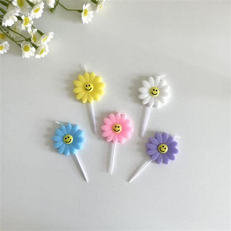 감성피움 보기만 해도 기분 좋아지는 스마일 데이지꽃 생일초 입고 🌼🤍 ⠀ ⠀ ⠀ 이벤트소품 Facebook