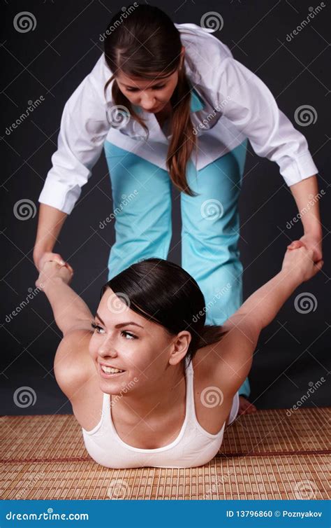 Meisje Dat Thaise Massage Heeft Gezondheidszorg Stock Foto Image Of