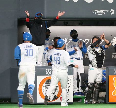 ＜日・d＞8回2死満塁、代打・ヌニエスの適時安打で生還した宇佐見と佐藤を盛大に出迎える新庄監督（左奥）ら日本ハムナイン（撮影・西川祐介