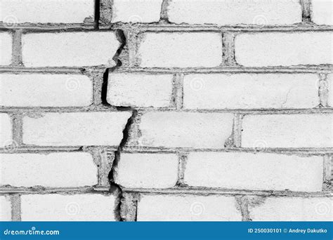 Parede De Textura De Tijolo Branco Velho Rachada Danificada Fundo