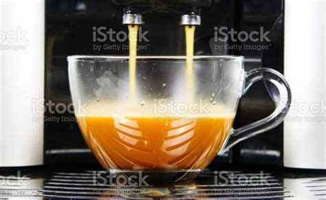 카페 크레마로 채워진 고립 된 투명 유리 컵이있는 현대적인 자동 커피 메이커 기계의 전망 갈색에 대한 스톡 사진 및 기타 이미지 갈색 검은색 구이 Istock