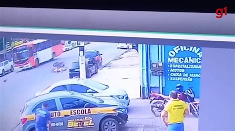 VÍDEO Câmera registra momento em que moto bate em veículo que tentava