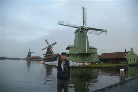 네덜란드 잔센스칸스 풍차마을의 풍차 앞에 선 필자 오마이포토