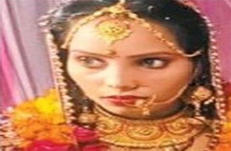 पत्नी की धारदार हथियार से वार कर की हत्या Wife Stabbed To Death With