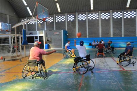 Entrenamiento De Basquetbol En Silla De Ruedas O Basquetbol Adaptado