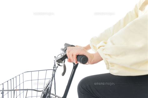 自転車に乗る若い女性の写真素材 Fyi04716119 ストックフォトの Qlean Market