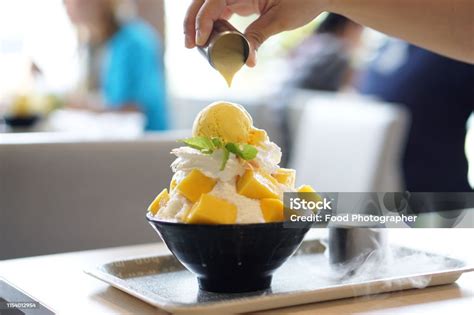 망고 빙 수 한국 면도 식 디저트 맛 찹쌀과 크림 망고 아이스크림 연유 한국 전통 여름 디저트 제공 Kakigori에 대한 스톡 사진 및 기타 이미지 Istock