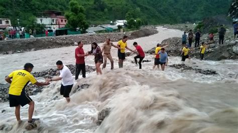 मालदेवता सीतापुर में बारिश का कहर बह गई पुलिया एसडीआरएफ ने 100 से अधिक