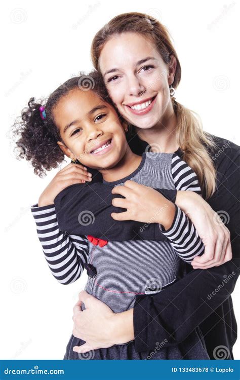 Un Retrato De La Familia Africana Alegre Feliz Aislada En El Fondo Blanco Foto De Archivo