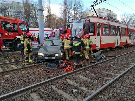 Wypadek w Gdańsku na ul Kartuskiej 5 03 2021 Zderzenie samochodu