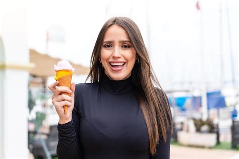 Mujer Bonita Joven Con Un Helado De Cucurucho Al Aire Libre Con