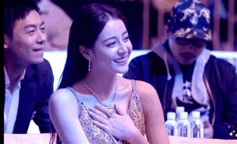 金星吐槽女藝人「穿深v」走紅毯還捂胸口：「有毛病！」！迪麗熱巴疑遭內涵！熱搜之後本尊回應！ Epop 就愛玩娛樂