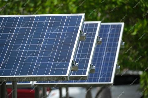 Солнечные панели установленные на каркасе стенда возле парковки для эффективного производства