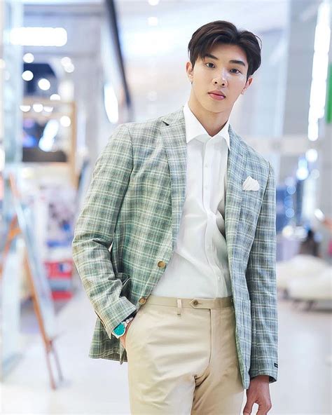 หล่งซื่อลี ประวัติหนุ่มหล่อคู่จิ้น ต้นหอม ศกุนตลา ดีกรีลูกครึ่ง หุ่น
