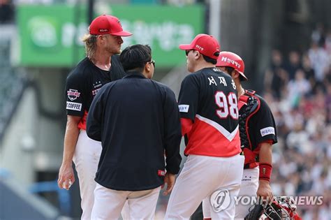 마운드 방문한 서재응 코치 연합뉴스