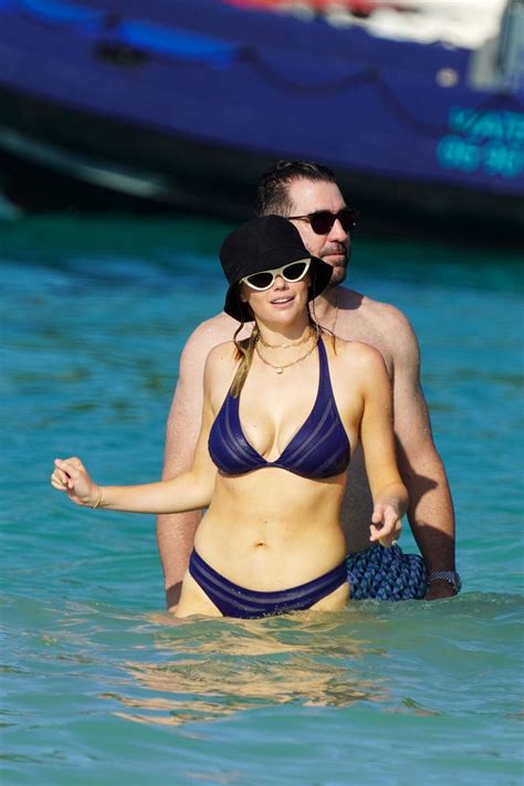 Kate Upton In A Bikini For The First Time Since Her Pregnancy 15