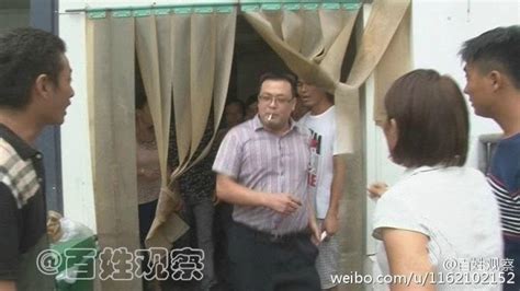 河南一老板拖欠工人工资被堵在厕所 现场扭打河南频道凤凰网