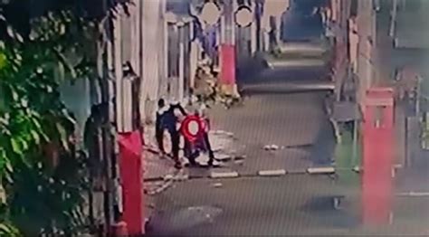 Terekam Cctv Pencurian Penutup Saluran Air Bikin Resah Warga Cikarang
