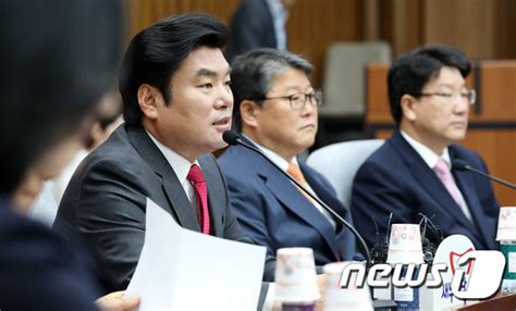 원내대책회의 주재하는 원유철