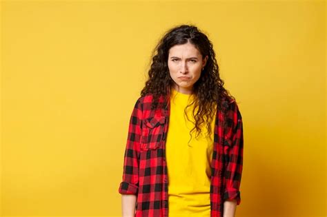 Frustriertes Brünettes Mädchen Steht Beleidigt Auf Gelbem Hintergrund