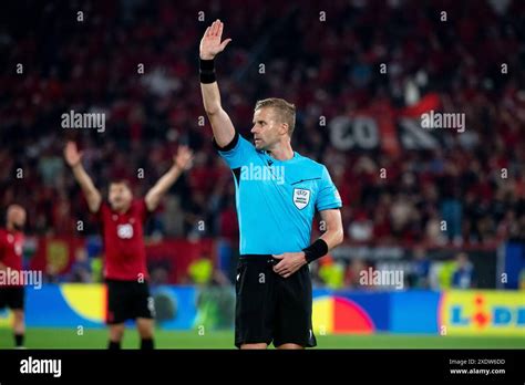 Schiedsrichter Glenn Nyberg Schweden GER Albania ALB Vs Spain
