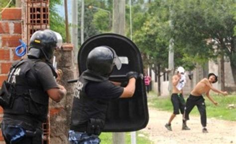 Vecinos Agredieron A La Policía Para Evitar Que Delincuentes Sean