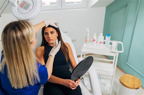 미용사는 흰색 펜을 사용하여 진피 필러를 주입할 얼굴의 반점을 표시합니다 피부과 전문의에 대한 스톡 사진 및 기타 이미지 피부과 전문의 20 24세 20 29세