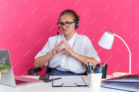 Free Photo Frowning Young Blonde Call Centre Girl Wearing Headset And