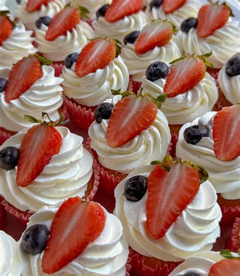 Misheels 🧁АЯГАН БЯЛУУ🧁 Зөөлөн кекс болон сүүгээр зуурч бэлтгэсэн чанамал крем болон сүүн