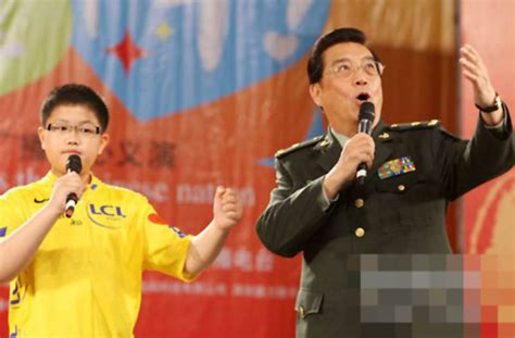 77岁李双江助阵音乐节 获阿兰帮忙掸彩带 凤凰新闻