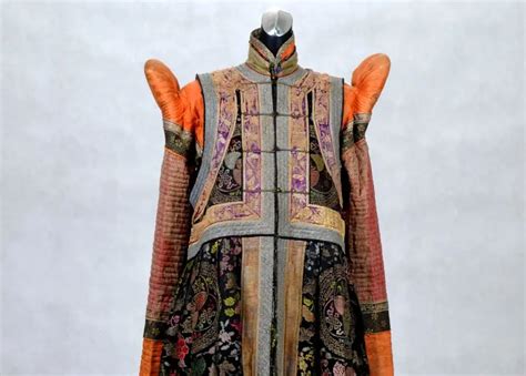 Дархан Уул аймгийн музейд Xix зууны үед хамаарах халх эхнэрийн дээл хадгалагдаж байна