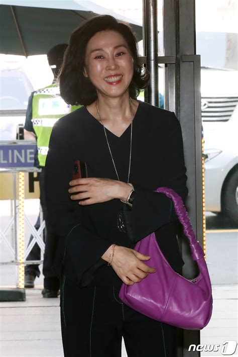 김현아 전 의원 조사 위해 중앙당사로 향하는 신의진 위원장