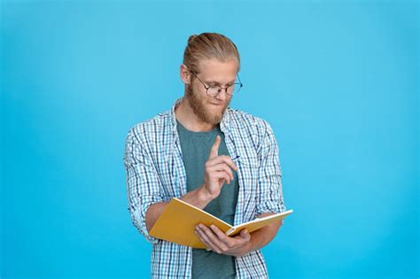 젊은 사려 깊은 남자 학생 힙스터 영감 작가 홀드 펜 연필 손 생각 계획 작성 노트 일기 일정 쓰기 소설 보기 저널 고립 된