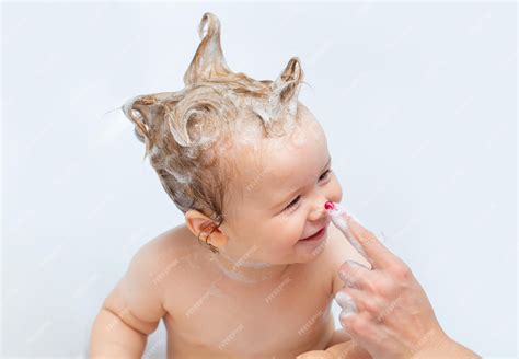 Criança Tomando Banho Bebê Feliz Tomando Banho Brincando Com Bolhas De
