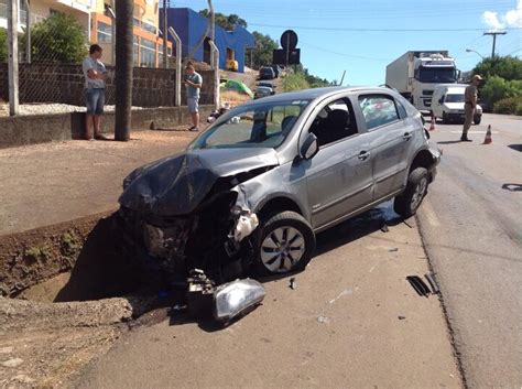 Acidente Na Tancredo Neves Deixa Carro Destruído Vídeo Rádio Ruralfm