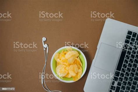 데스크톱 노트북 및 헤드폰 및 칩입니다 유해한 개념입니다 상위 뷰 텍스트를 위한 공간 헤드폰에 대한 스톡 사진 및 기타 이미지 헤드폰 갈색 공란 Istock