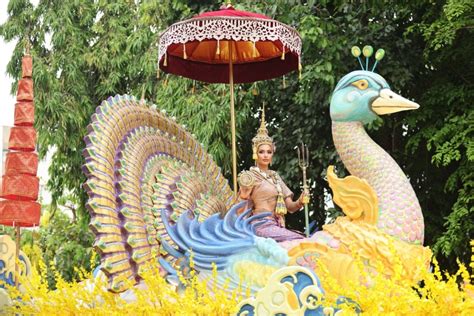 “แอนโทเนีย” นางสงกรานต์ระดับจักรวาล ขึ้นรถแห่เข้าสนามหลวง