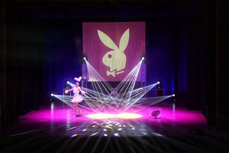 Esplosione Di Luci Colorate Burlesque E Musica Swing A La Tana Del