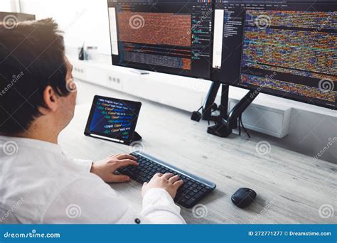 Sobre El Hombro Ver Al Tipo Que Trabaja En Dos Pantallas Codificando En Equipos De Escritorio